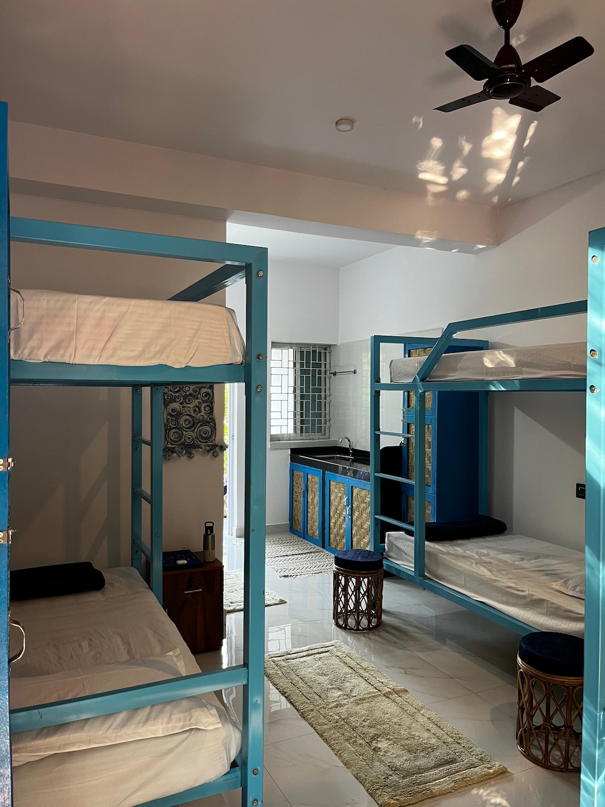 Coco Stays 1 cama en un dormitorio mixto cerca de la playa de Ashwem ...