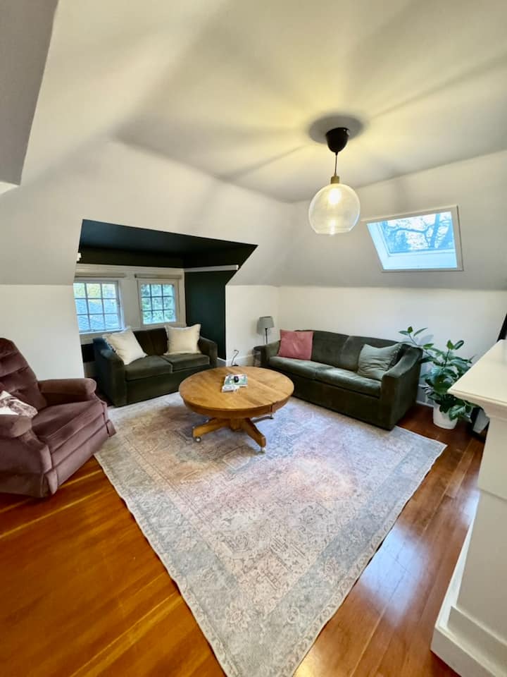 *Penthouse* *New* Converted Mansion Suite! - Vancouver