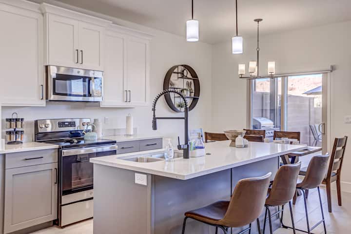 Red Rock Retreat- End Unit W/hot Tub-next To Pool - St. George, USA