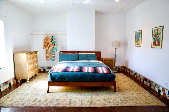 Watermelon Adobe, King Bed, Amazing Location! - Marfa, TX