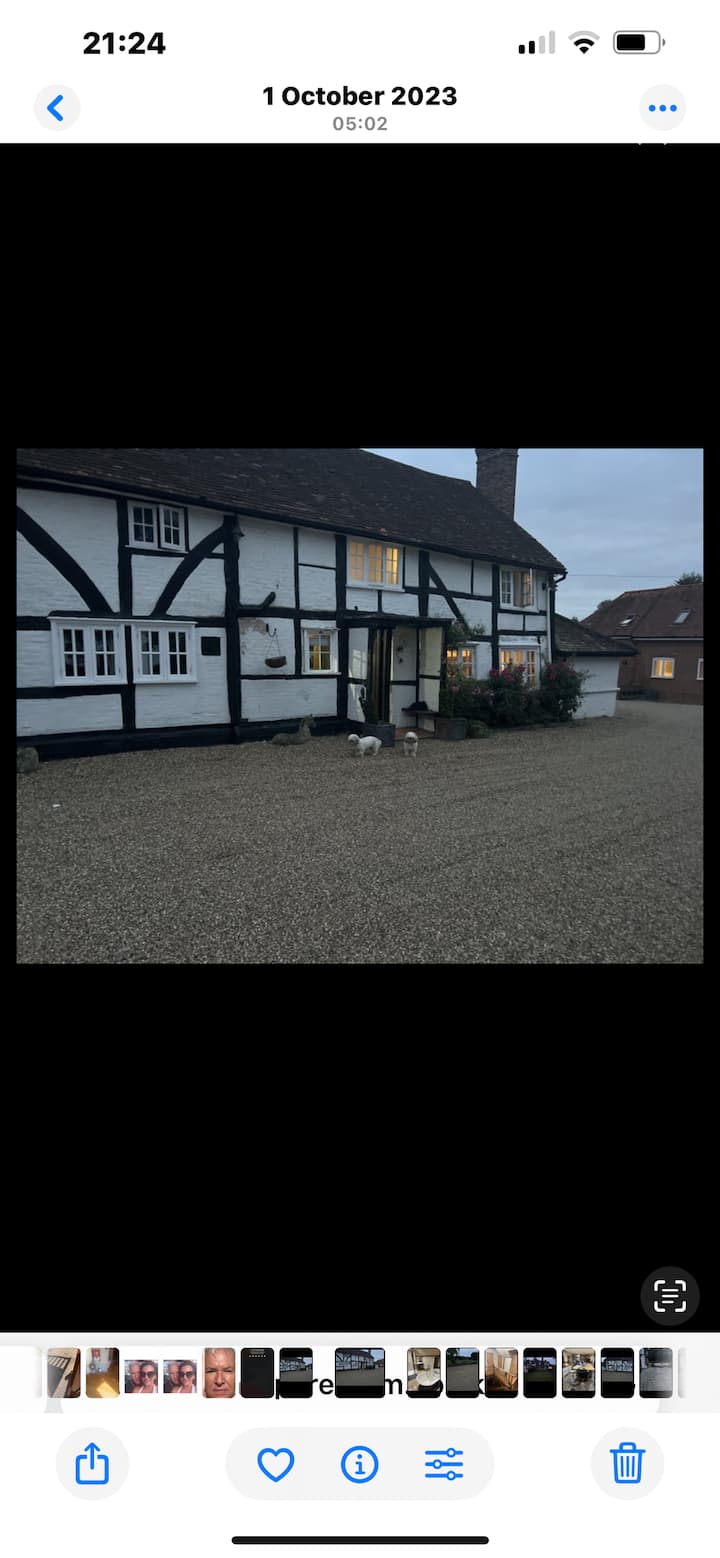 Large Country House In 15 Acres Of Land - Horsham, UK
