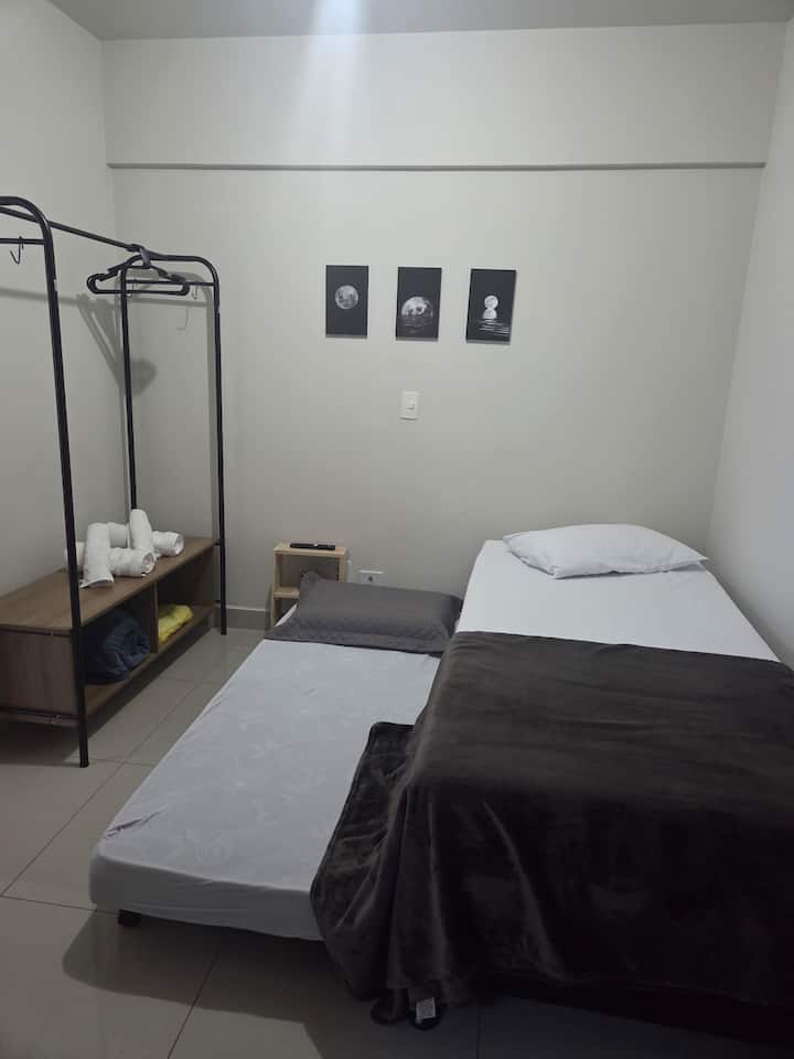 Ambiente Agradável, Seguro Próximo Da Uem Com Vg. - Maringá