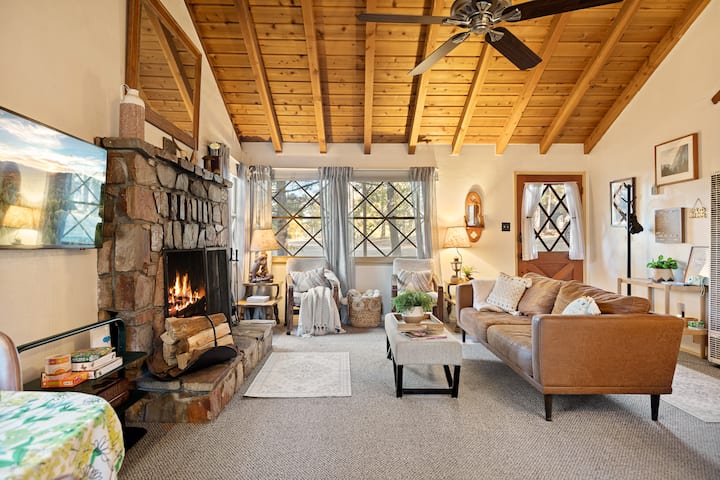 L'abri Cozy Cottage - Vintage Charm Near Village - Big Bear, CA
