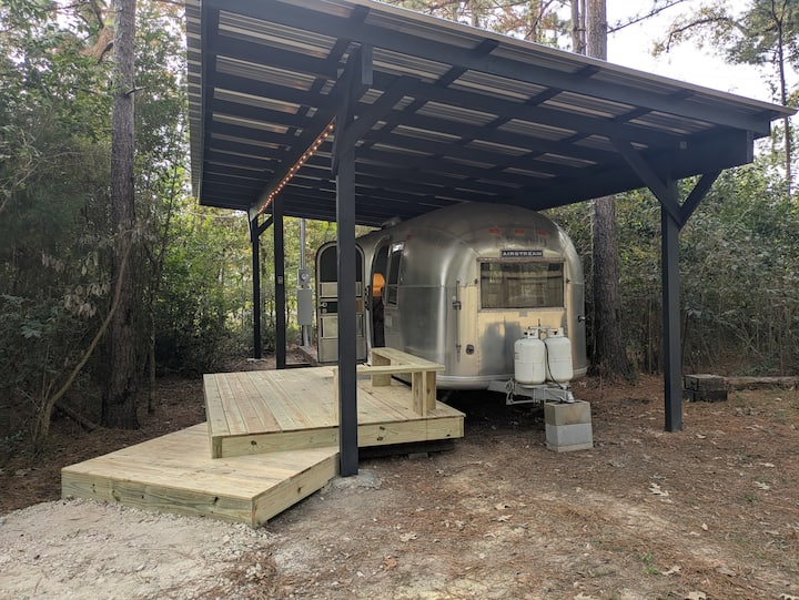 Vintage Airstream, Private Hideaway Amongst Trees - Houston, TX