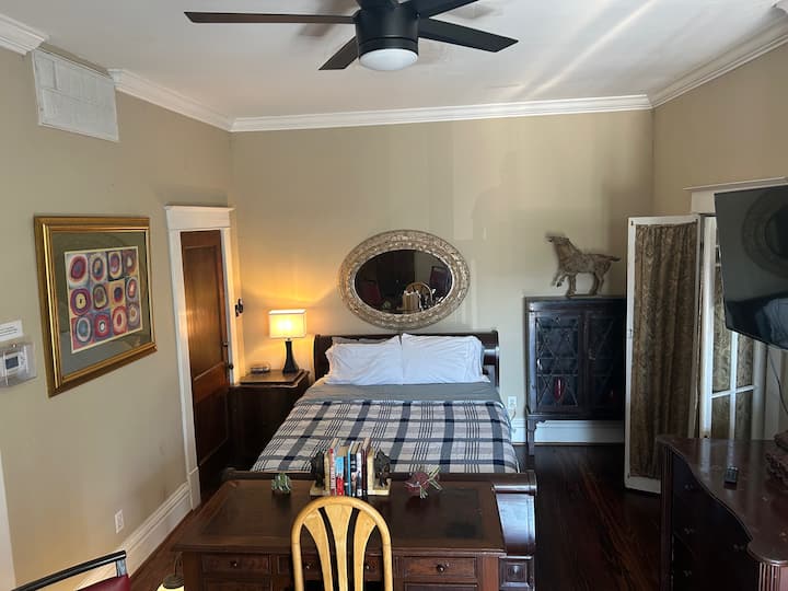 Montrose Studio 8 - Houston, TX