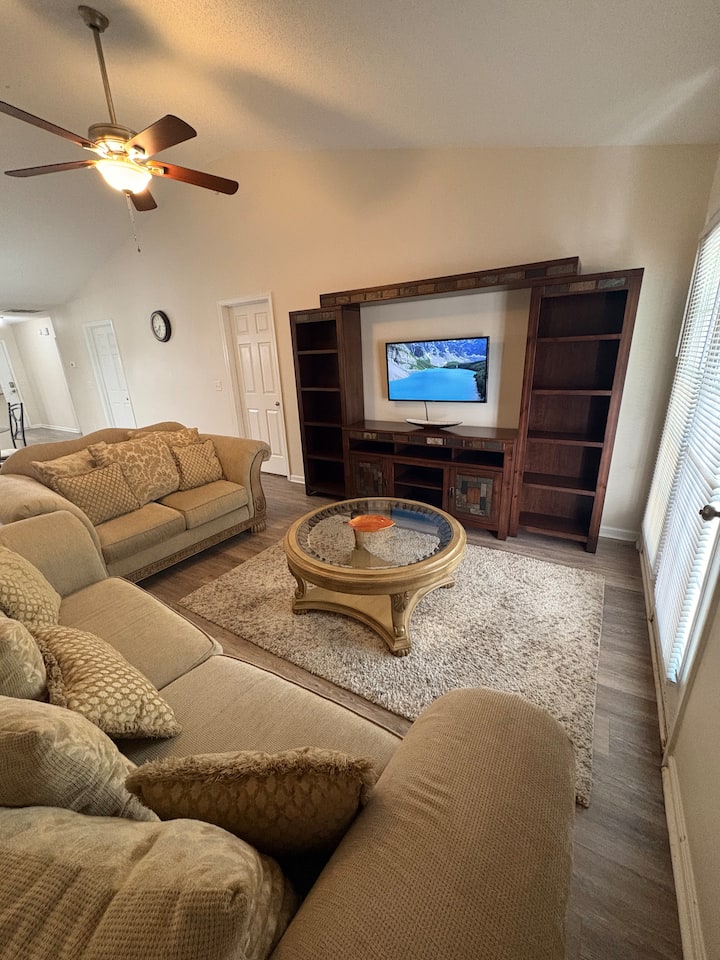 Cozy Apartment - Near Fort Jackson N Two Notch Rd - Sesquicentennial State Park, Columbia