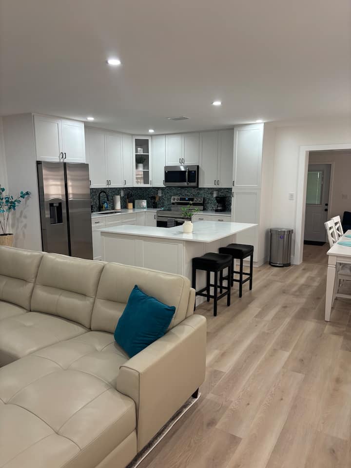 Modern Miami Retreat 3br/2ba - Work Desk, Parking - Coral Gables, FL
