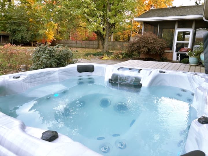 Dog Friendly Carmel - Large Fenced Yard & Hot Tub - Carmel, IN