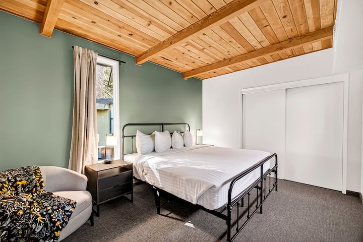 Charming Cottage In The Heart Of Nature - Grass Valley, CA