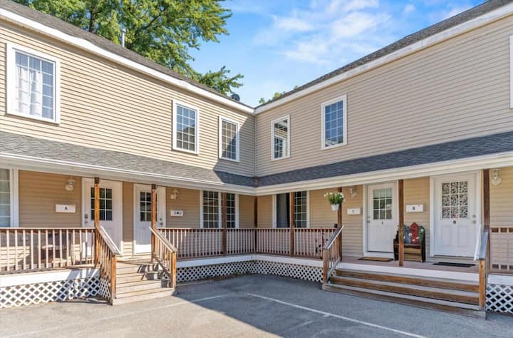 Modern 2br Home With Office & Private Backyard - Manchester, NH