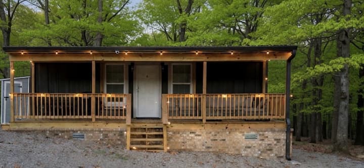 Wooded Tiny Cabin With 2 Baths, Fire Pit, Deck - Oakland, TN