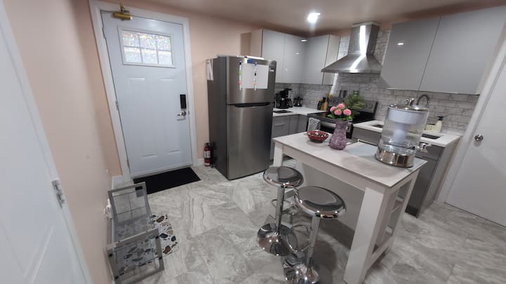 Cozy Private Room With Modern Kitchen - Dorval