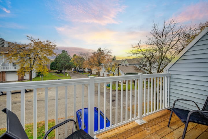 Cozy Townhome Near The Heart Of Kitchener - Kitchener