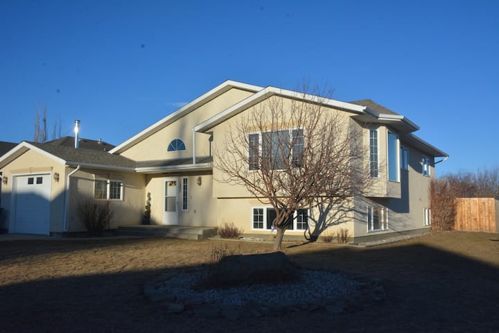 Adventure Awaits: Spacious 5 Bedroom, 3 Bath Home - Pincher Creek