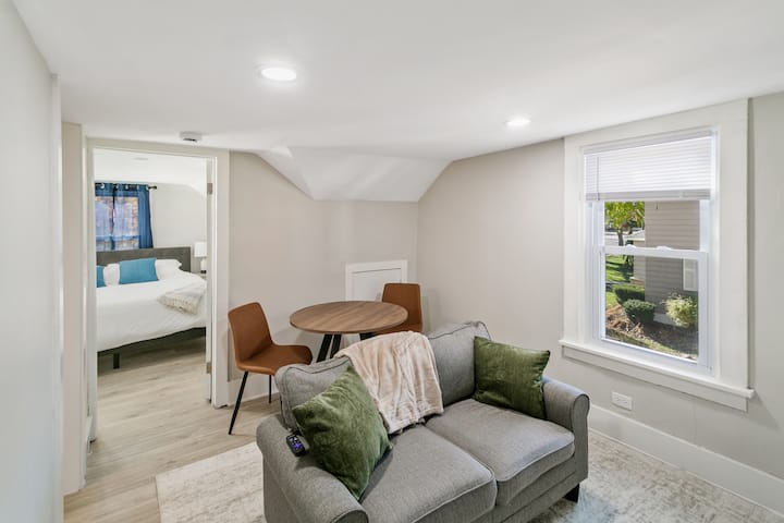 Chic & Cozy Apt For 2 Near Downtown Libertyville! - Libertyville, IL