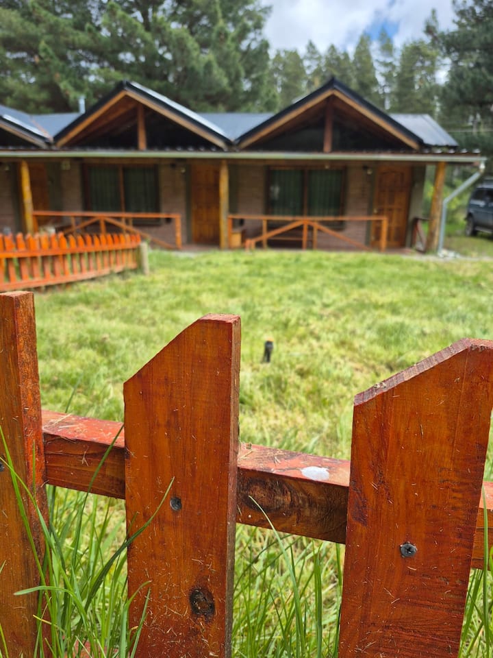 Refugio De Madera En El Bosque Patagónico - El Bolsón