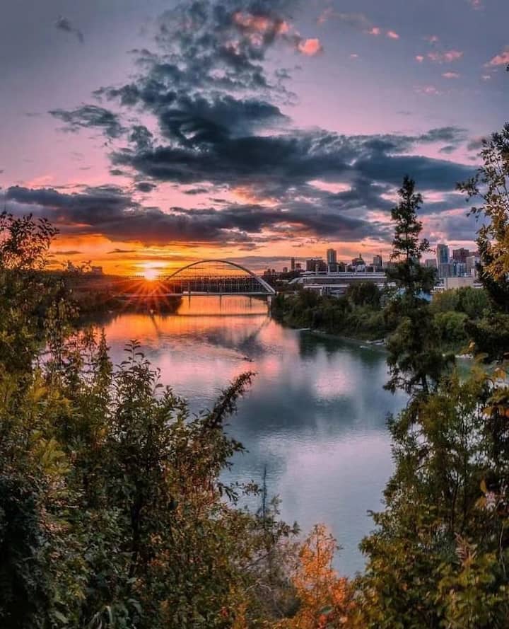 Cozy Downtown Retreat Near Rogers Place - Edmonton, Canada