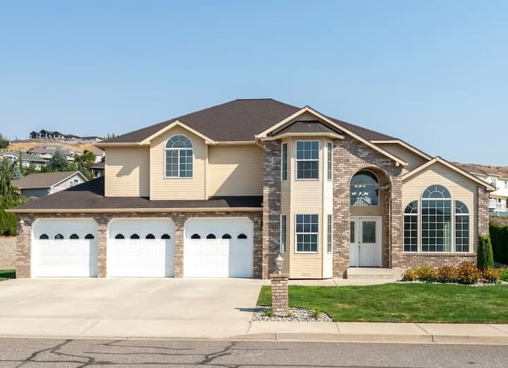 Elegant, Light-filled Luxury Escape - Cashmere, WA