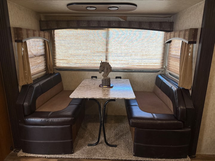 Cute 4 Person Rv,clean,quiet, Stove,bathroom. - Las Vegas, NV