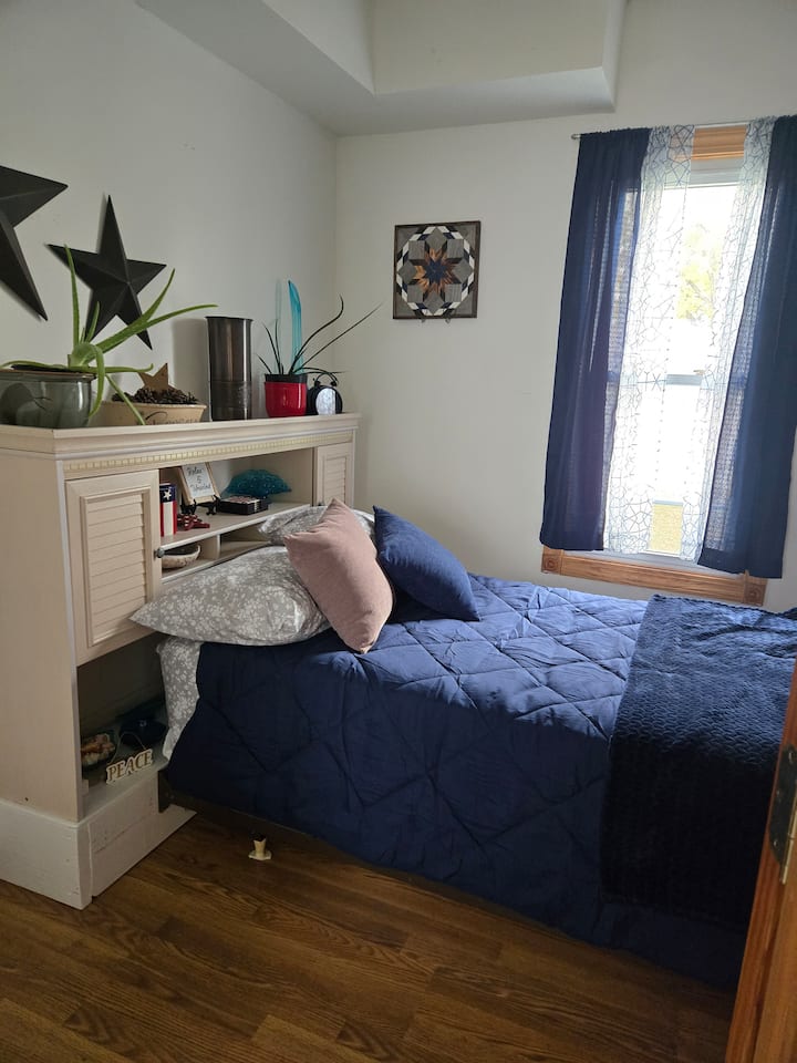 Charming Single Guest Bedroom - Minnesota