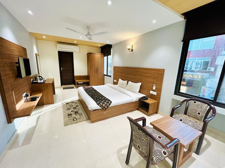 Spacious City View Stay | La Casa Residency - Lucknow