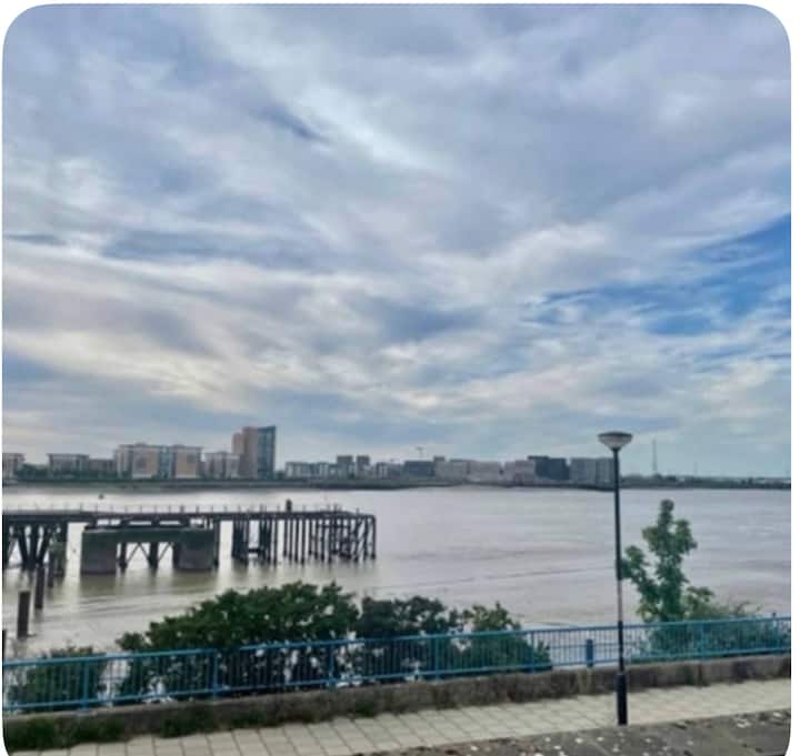 Luxury One Bedroom River View Apartment - Woolwich