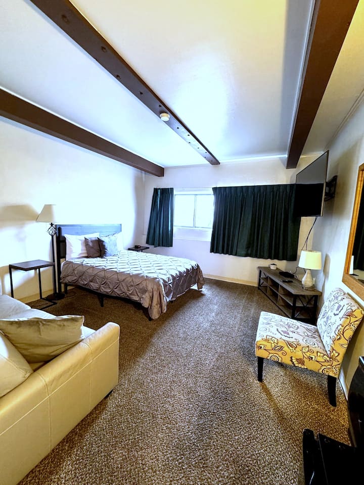 Downtown Snug Studio - Great Falls, MT