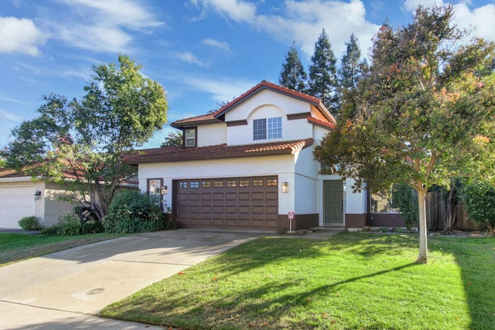 Spacious 4br Modern Home | Roseville Getaway - Rocklin, CA