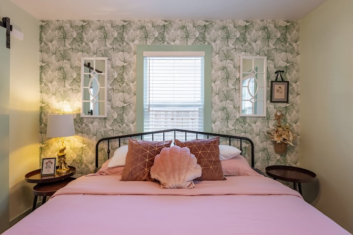 Modern Vintage | 4br | 3bath | Sleep 8 | Gated - Houston