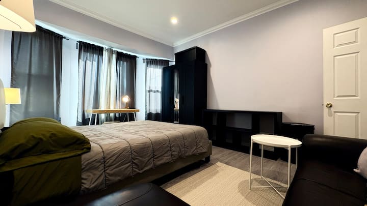 Spacious 1-bedroom, 2 Queen Beds For 4 People - Monrovia