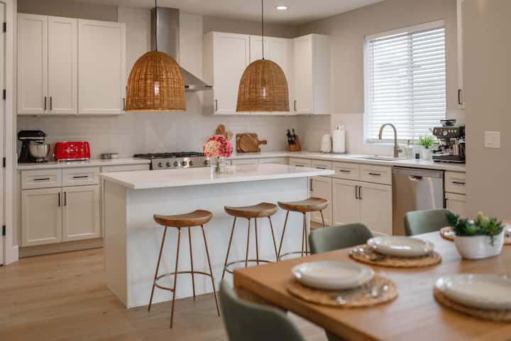 Evergreen Dream-massage Chair, Ev, 5tvs,3 King Bed - Vancouver, WA