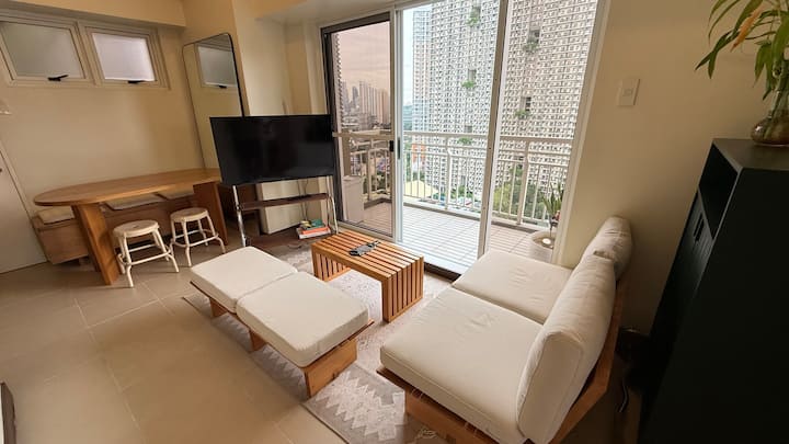 Spacious 2br Corner Unit W/ 2 Balconies | Near Bgc - Pasig