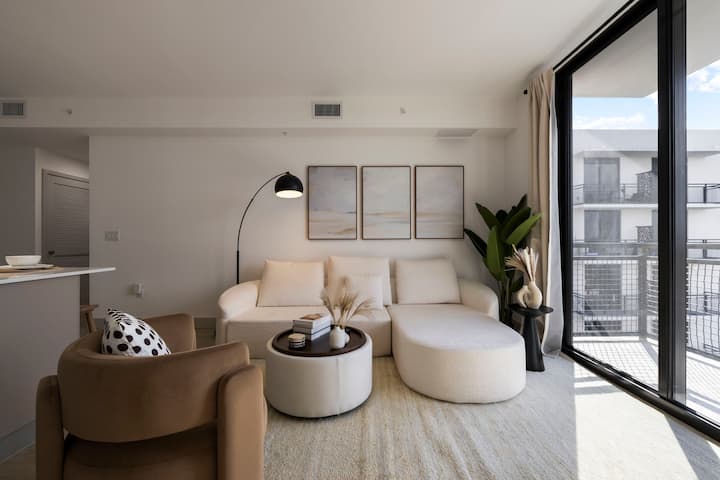 Pool-view Balcony 3br Bright & Airy & Sleeps 6! - North Miami, FL