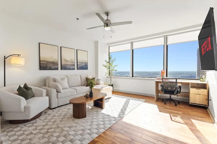 Celeste Haven King Bed |Rooftop Pool |Fitness Loft - Dallas, TX