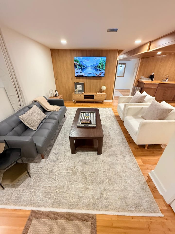 Dec 8 & 11 Open • Cozy Stay • Free Parking - Westbury, NY