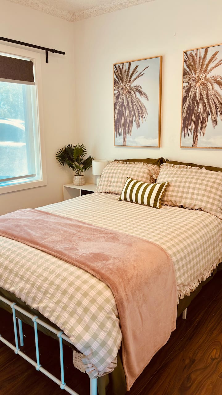 Kiama -Bed, Bathroom & Entrance - Kiama