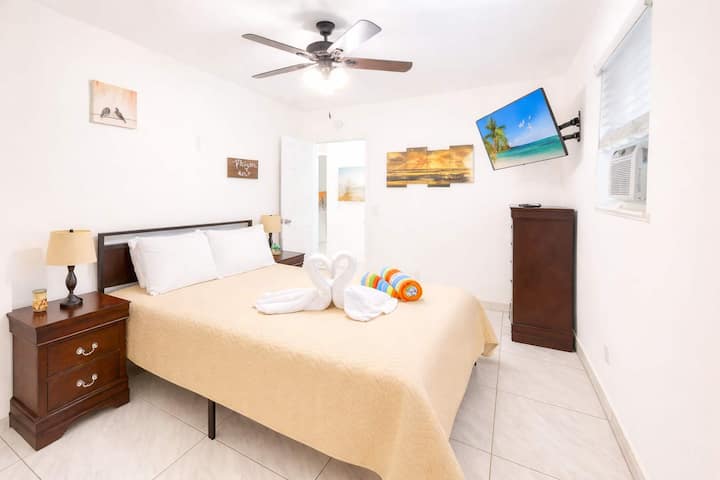 Hollywood Beach 1br | 30-second Walk To Sand - Hollywood, FL