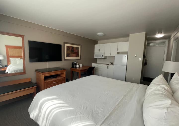 Private Queen Kitchenette - Newly Renovated - Prince George