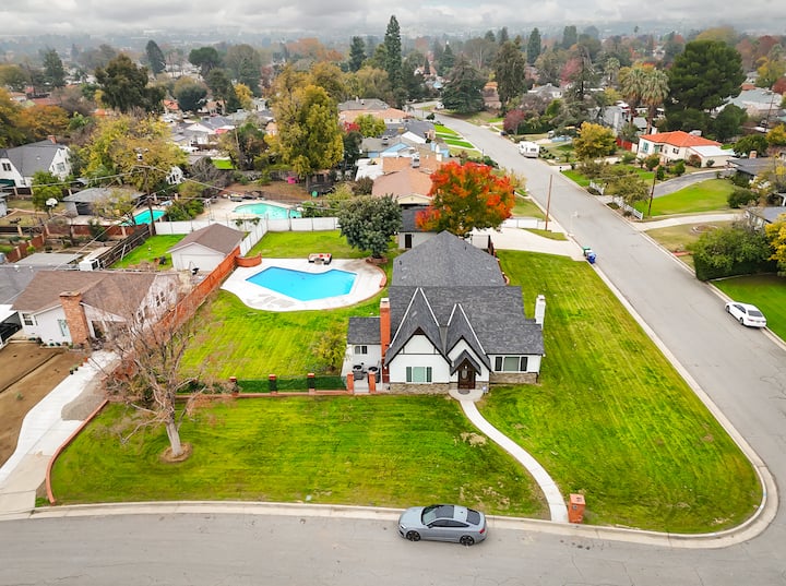 Resort-style 5-bedroom Oasis With Pool And Bar - Bakersfield, CA