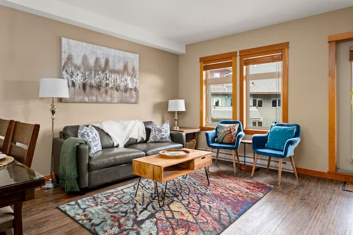 Mountain Views • Walk To Downtown • Pool & Hottubs - Canmore