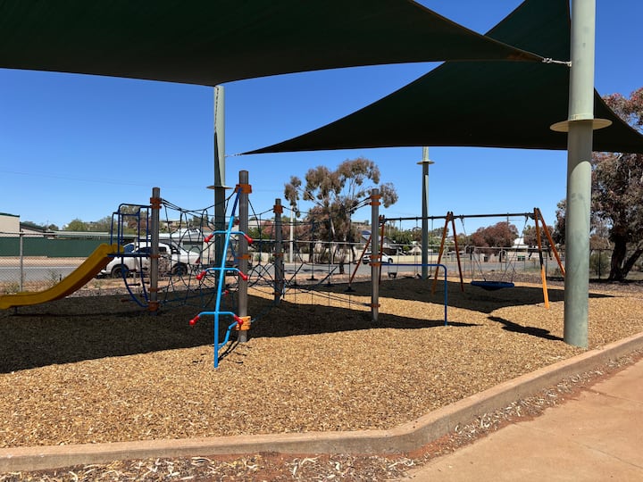 Park, Outdoor Gym, Sports Oval, 3 Queen Room House - Broken Hill