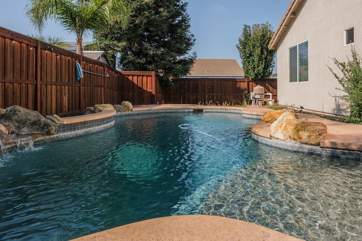 New Family-friendly 4br W/ Pool, Game Room - Sacramento, CA