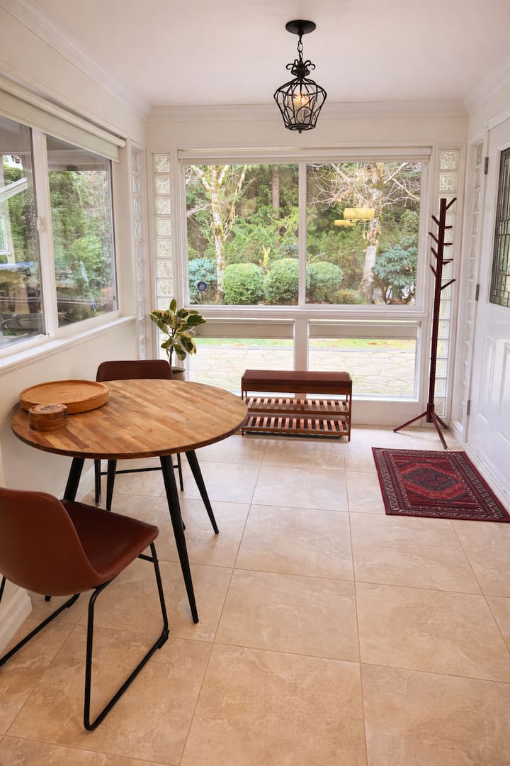 Steps To Grouse Mnt | 2br 2ba Garden Lvl & Parking - West Vancouver