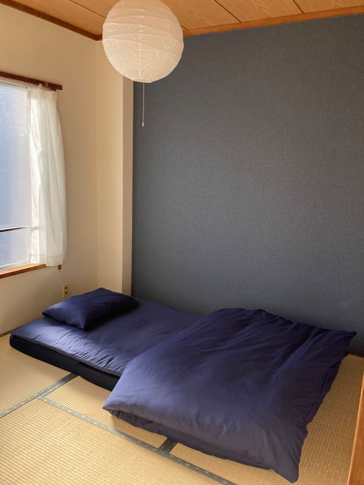 【下田駅徒歩7分】街中の便利な立地でリーズナブル！和モダンな畳のお部屋でゆったり滞在。 - 시모다시