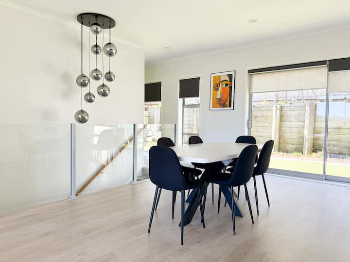 Cosy Luxe | Modern 3 Bedroom Home In Johnsonville - Wellington