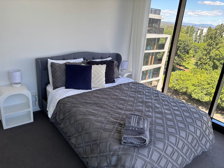 Quite And Large 2 Bedroom - Sleeps 6 - 2 Bathrooms - Canberra
