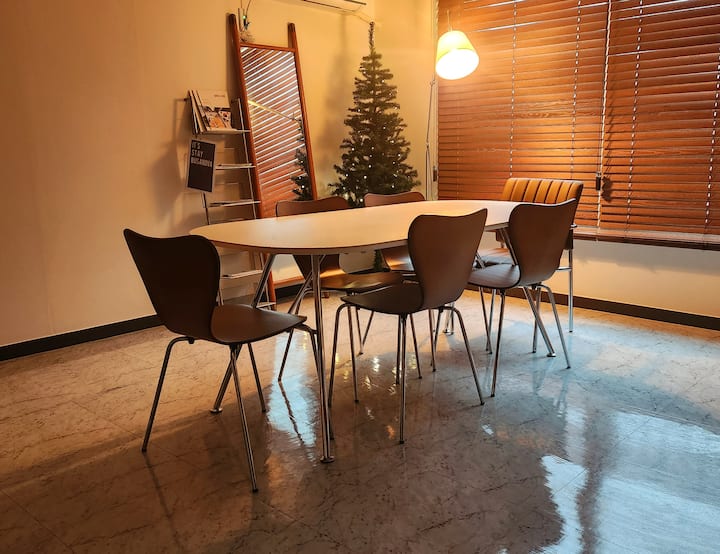 스테이 안.락(An.rak)
;편안하다
;안(In)에서 즐기다(樂) - Daejeon