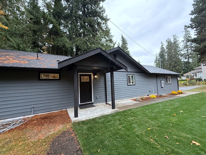 Spacious 3-bedroom Home Near Alderwood Mall - Lynnwood, WA