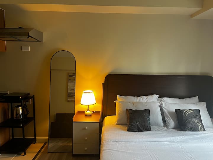 King Size Bed | 1st Floor | It Park| Pool Access - Lahug