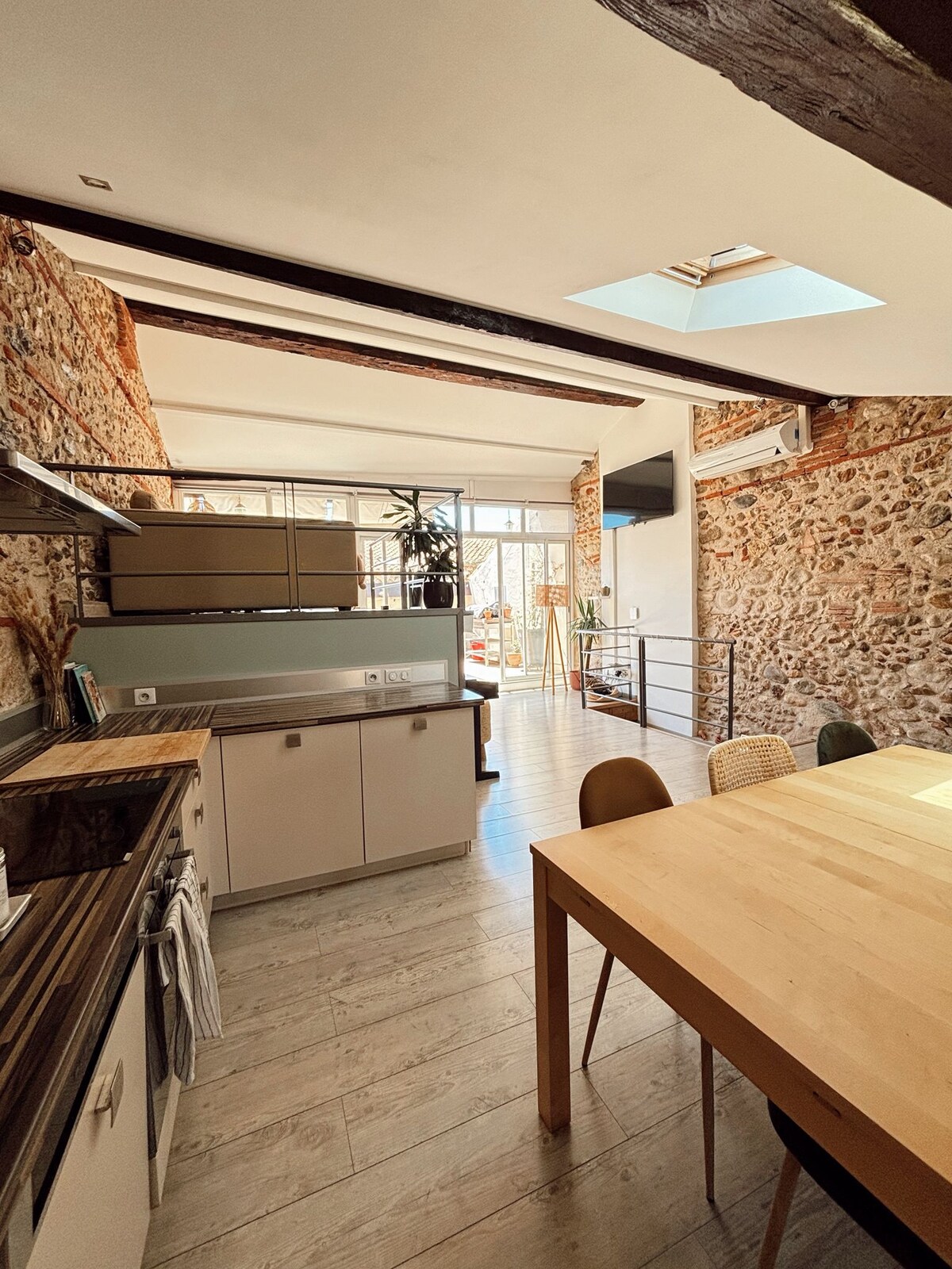 Antigua bodega renovada y terraza soleada - Airbnb